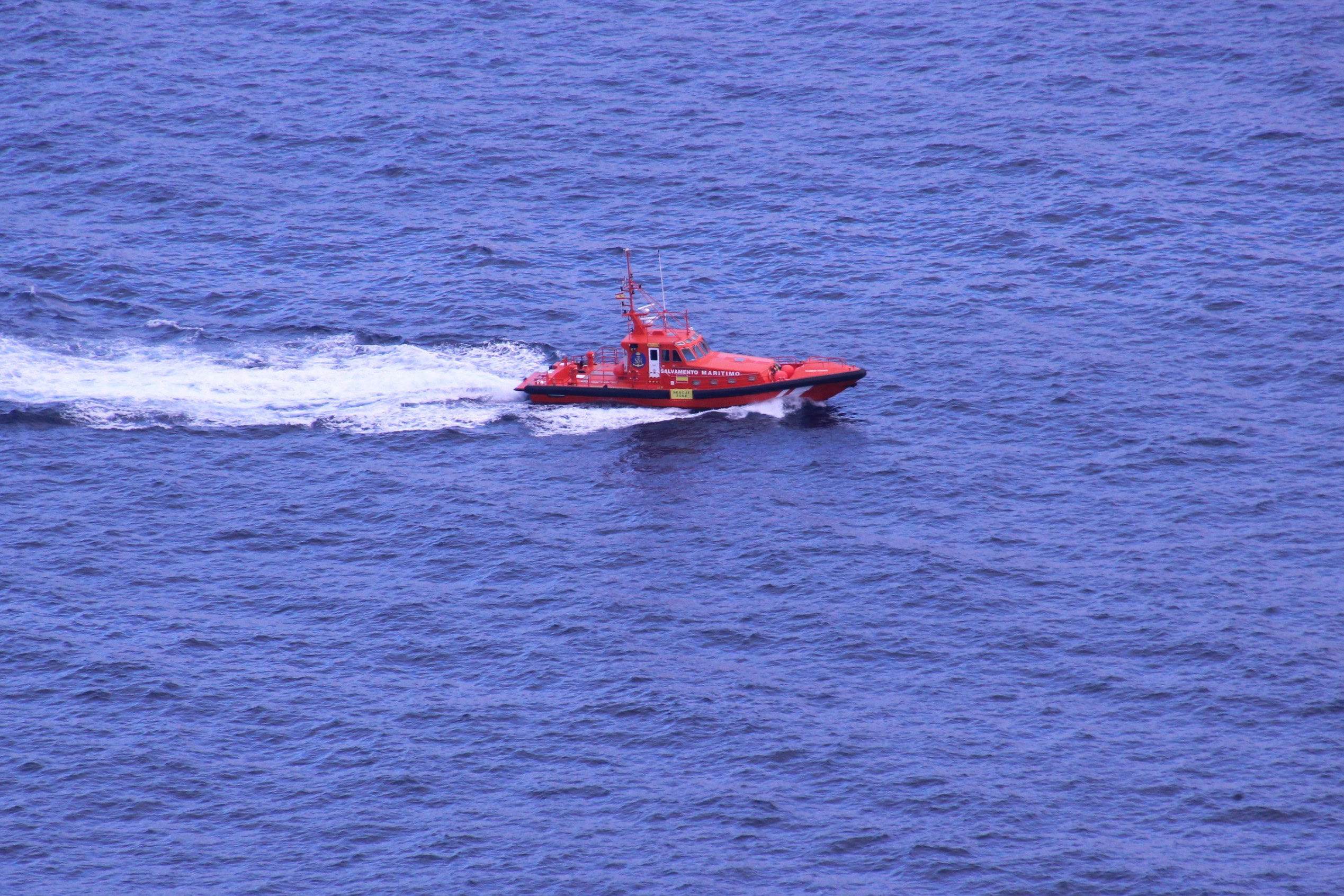 Teneriffa: Mann geht bei 4-Meter-Wellen ins Meer - und gerät in ...